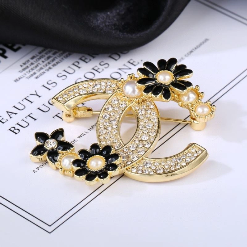 Top mirror Chanel Brooches