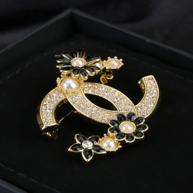 Top mirror Chanel Brooches