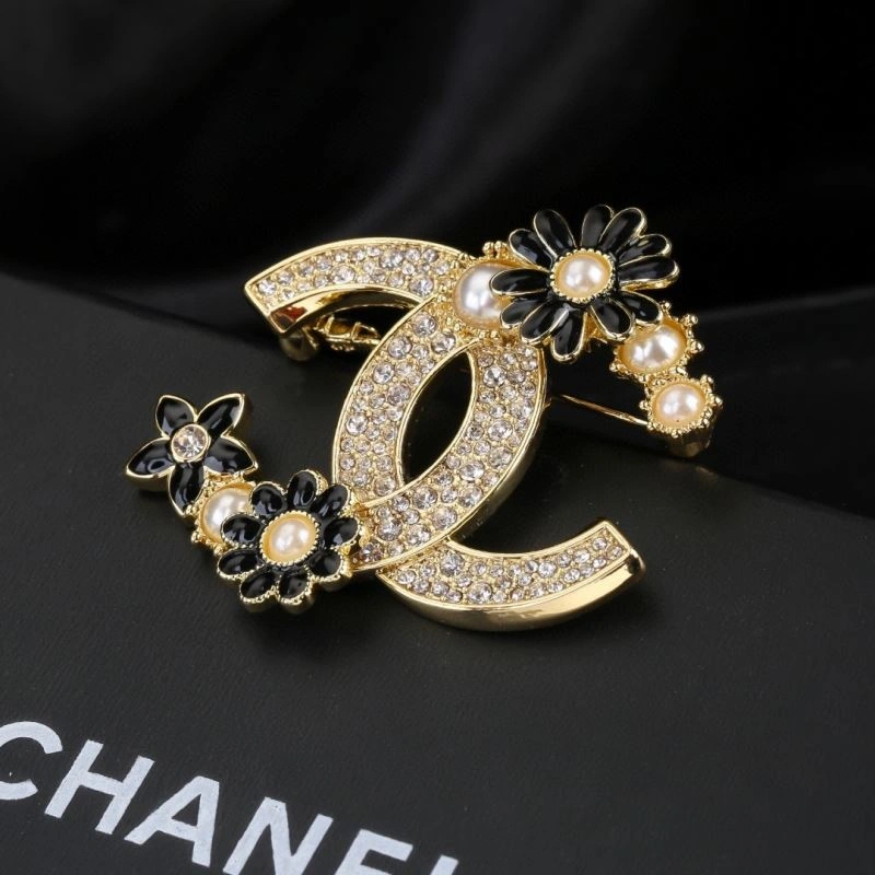 Top mirror Chanel Brooches