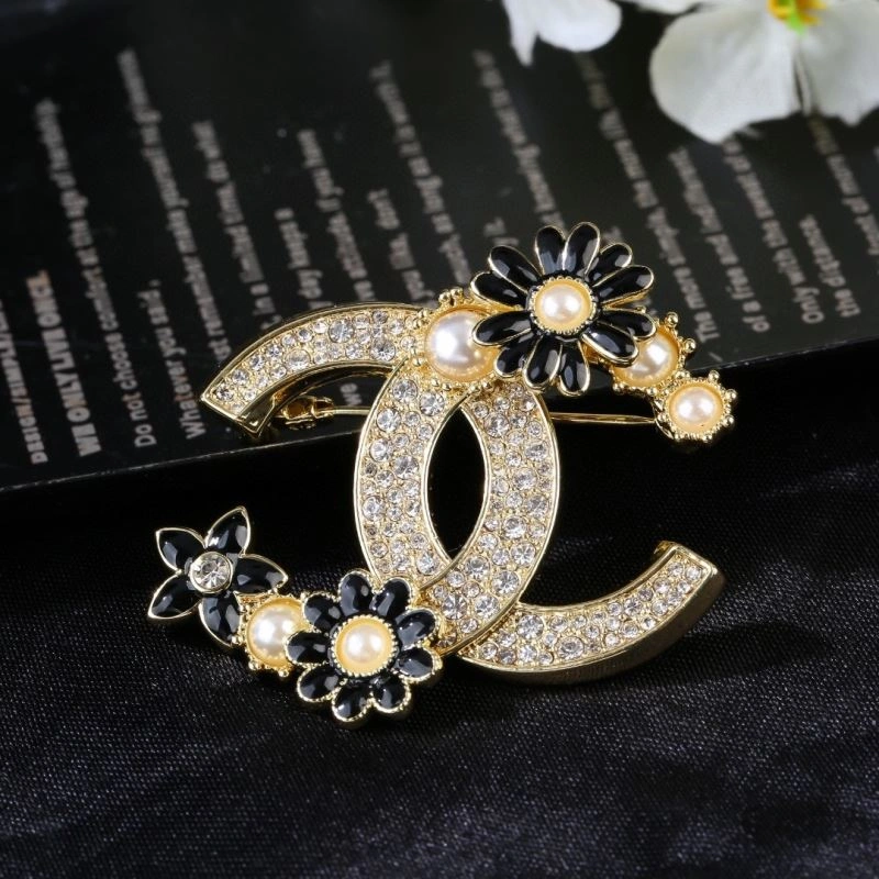 Top mirror Chanel Brooches