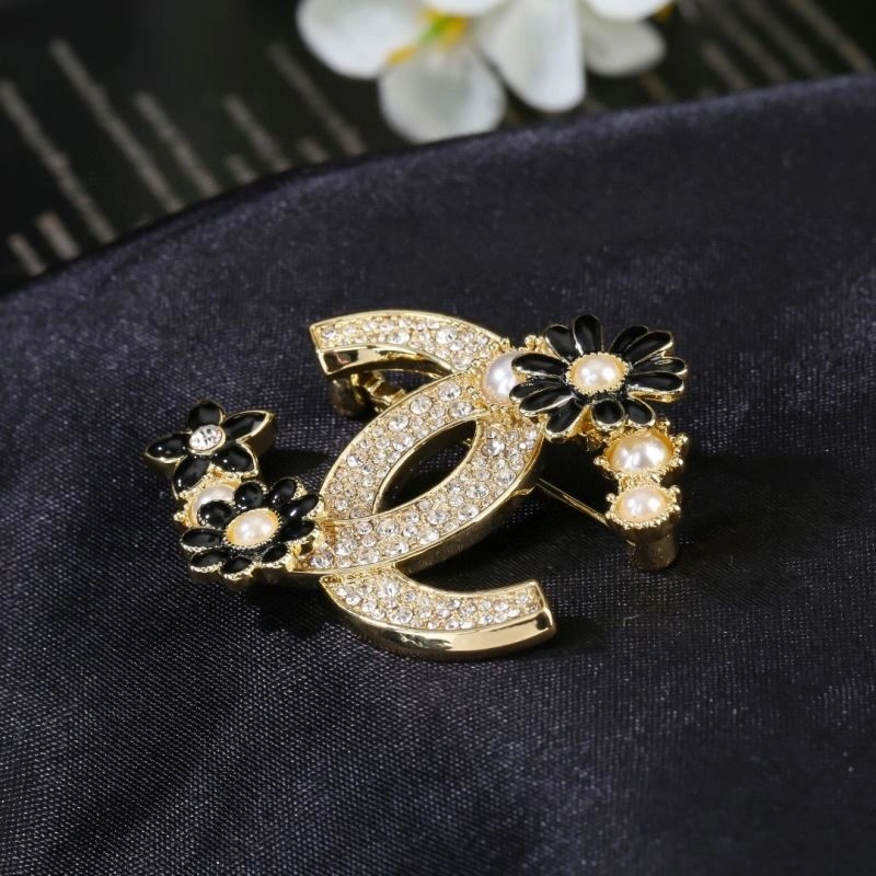 Top mirror Chanel Brooches