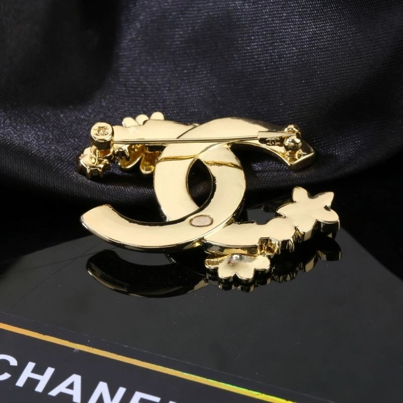 Top mirror Chanel Brooches