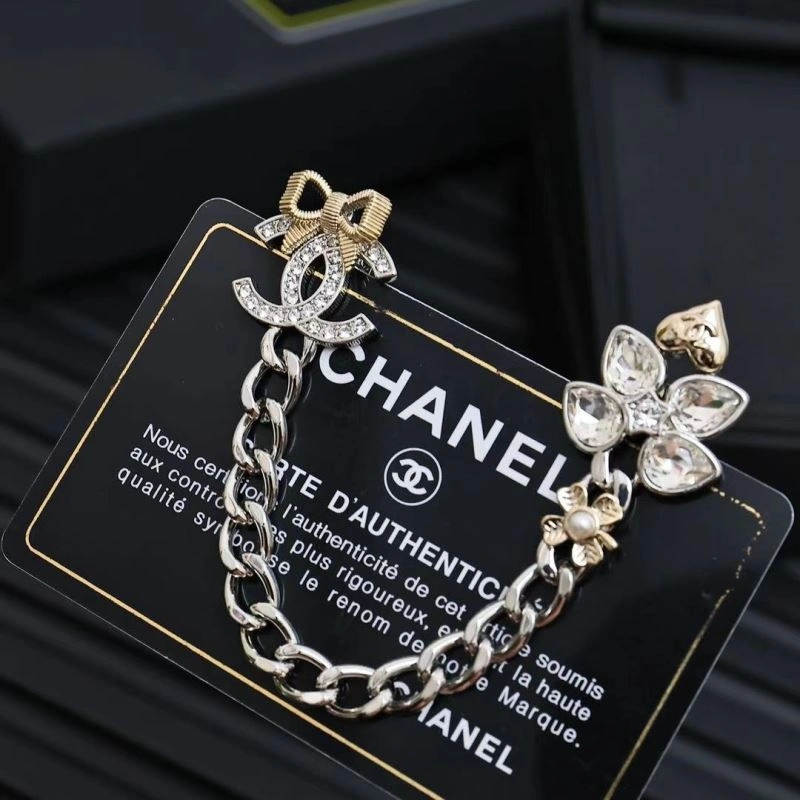 Top match Chanel Brooches