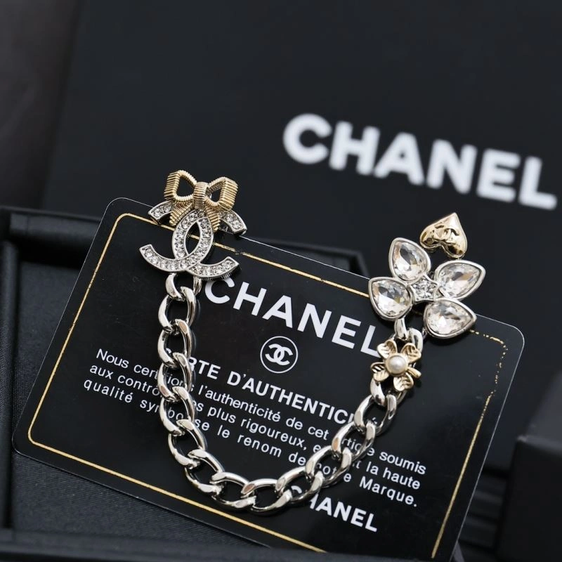 Top match Chanel Brooches