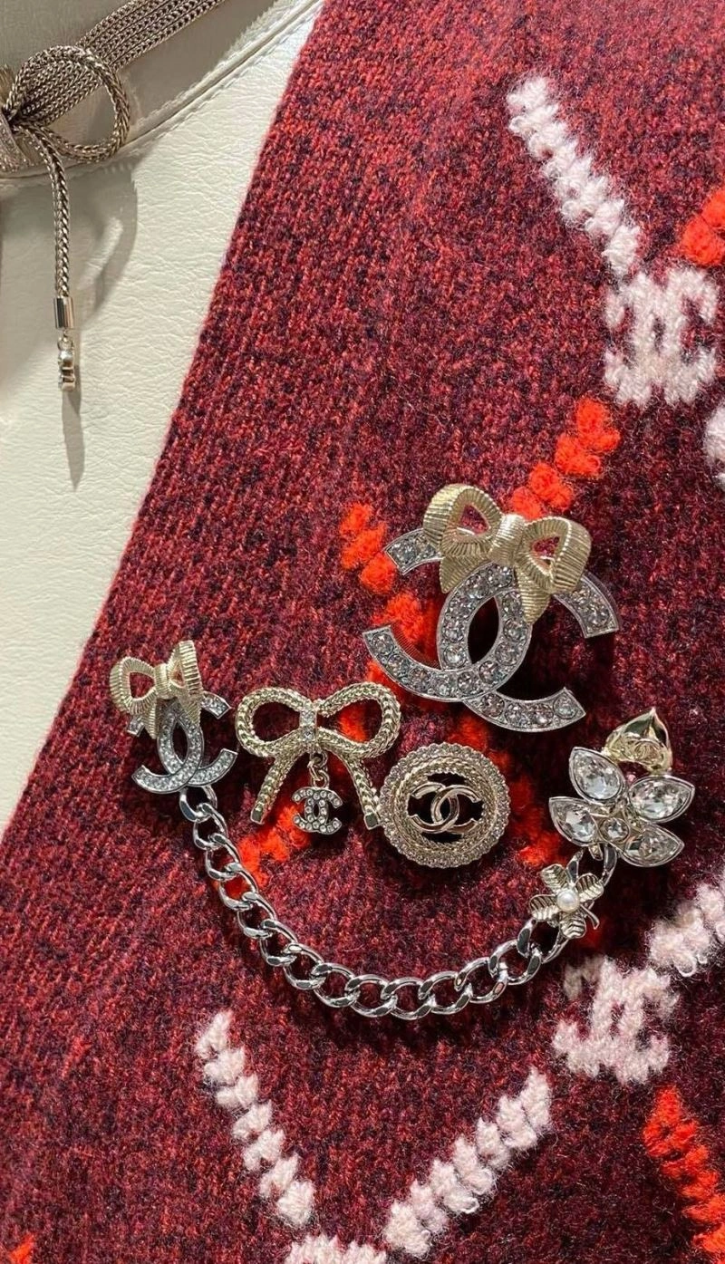 Top match Chanel Brooches