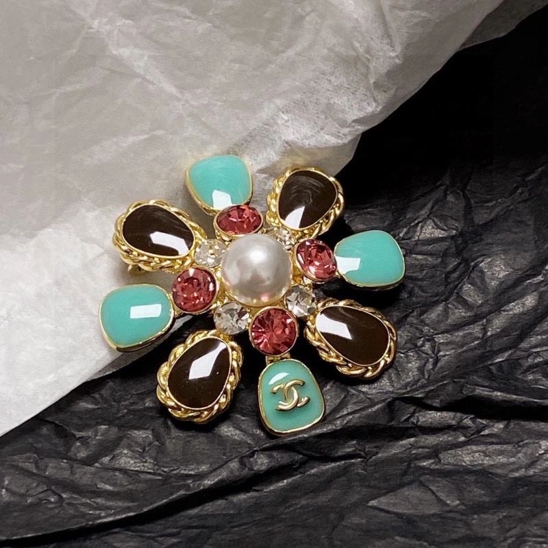 Low-cost Chanel Brooches