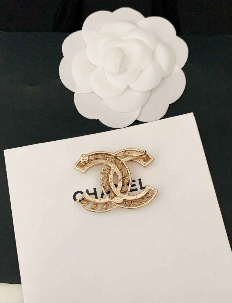 Top match Chanel Brooches