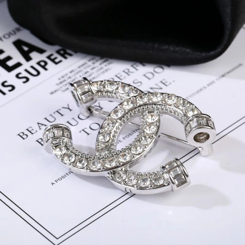Top mirror Chanel Brooches