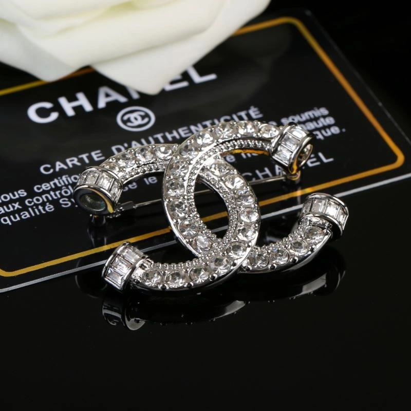 Top mirror Chanel Brooches