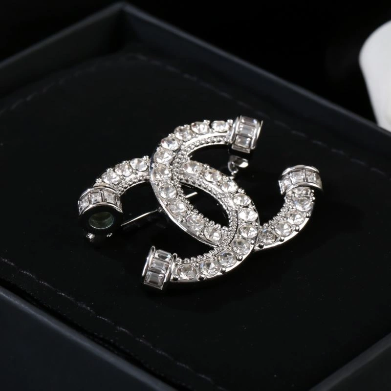 Top mirror Chanel Brooches