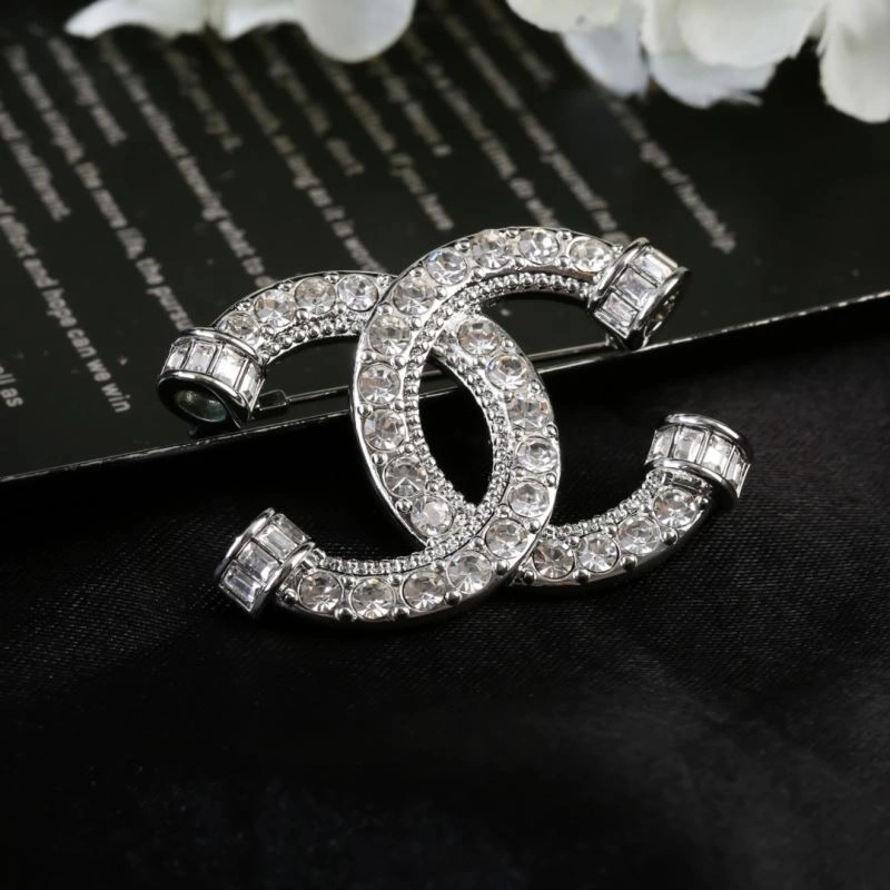 Top mirror Chanel Brooches