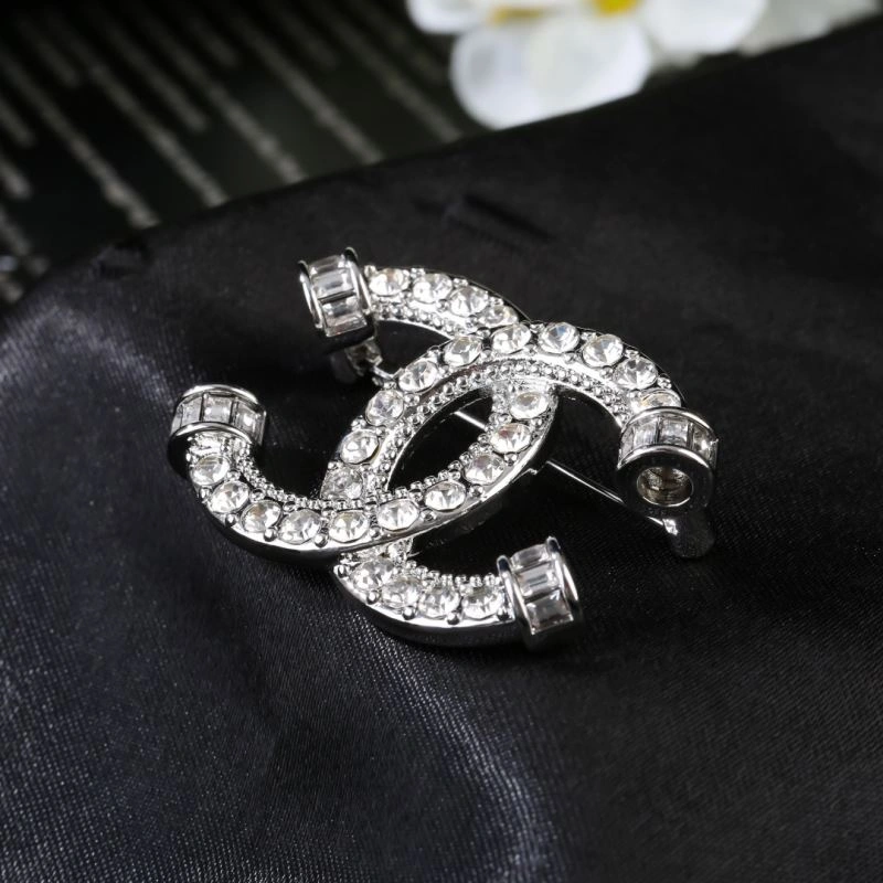 Top mirror Chanel Brooches