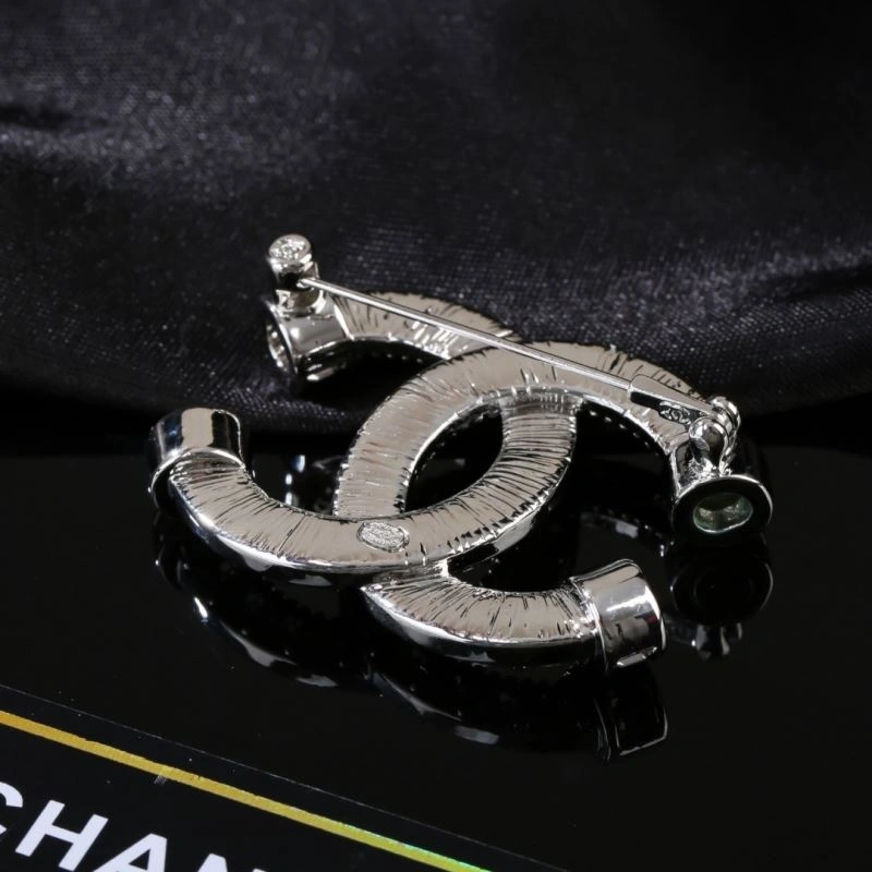 Top mirror Chanel Brooches