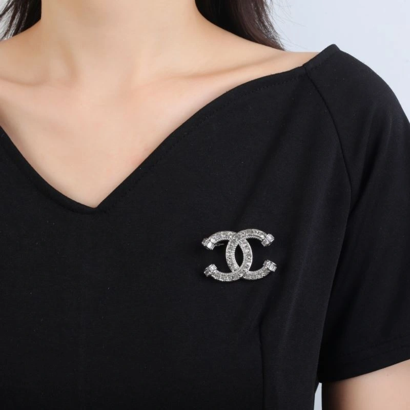 Top mirror Chanel Brooches