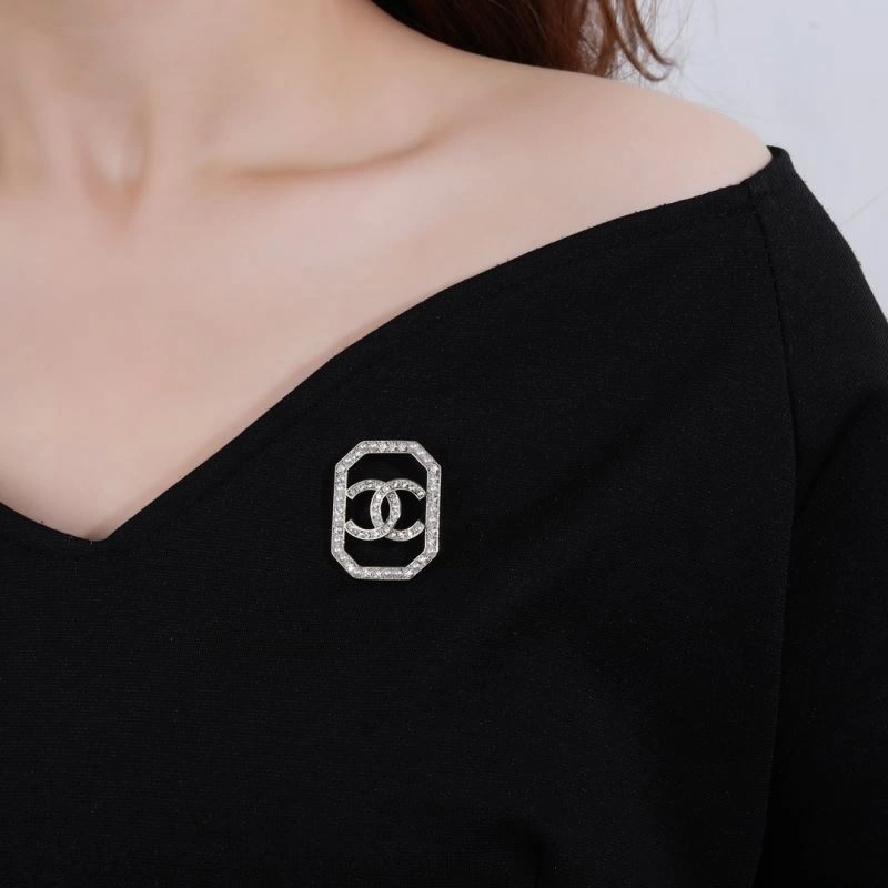 Top mirror Chanel Brooches