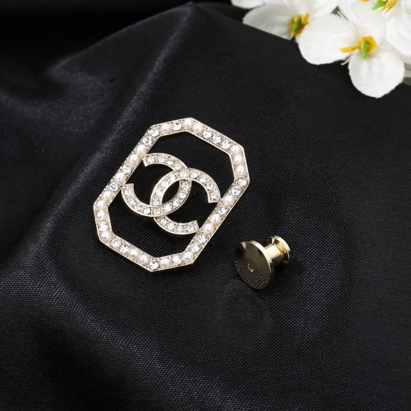 Top mirror Chanel Brooches