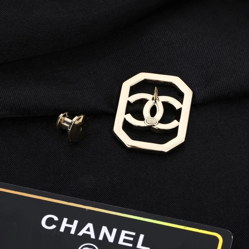 Top mirror Chanel Brooches