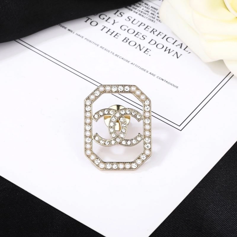 Top mirror Chanel Brooches