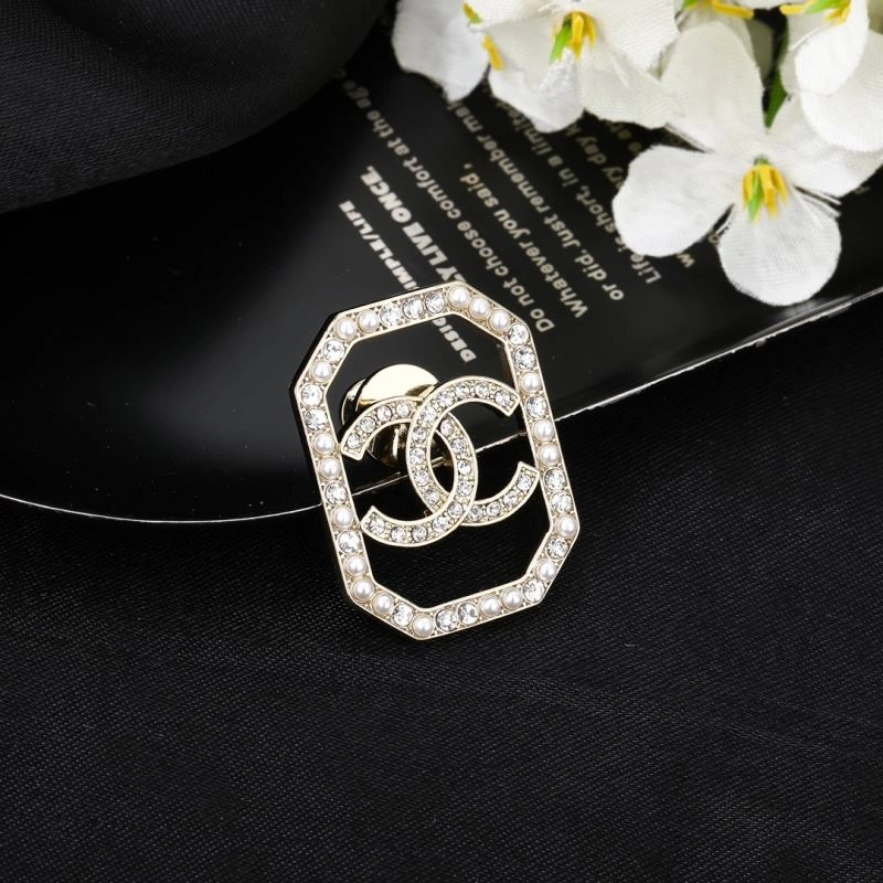 Top mirror Chanel Brooches