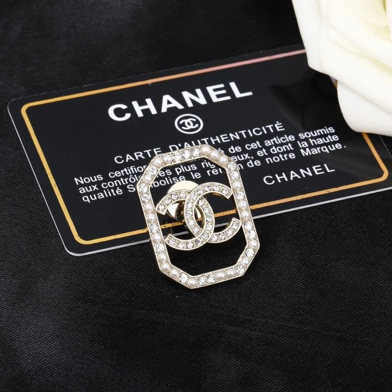 Top mirror Chanel Brooches