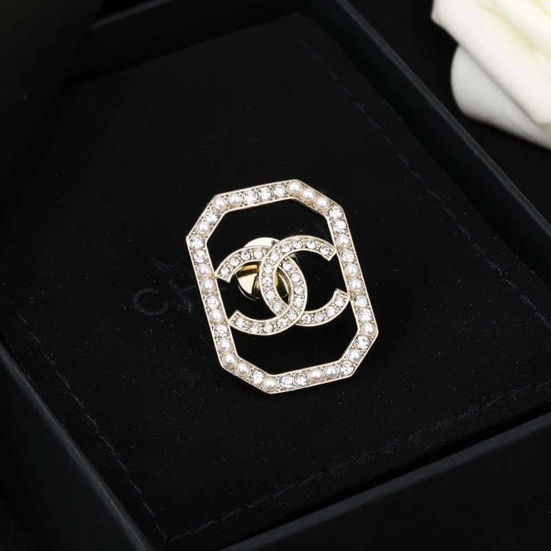Top mirror Chanel Brooches