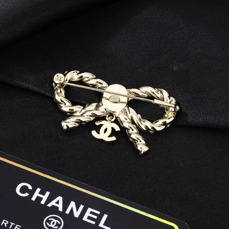 Top match Chanel Brooches
