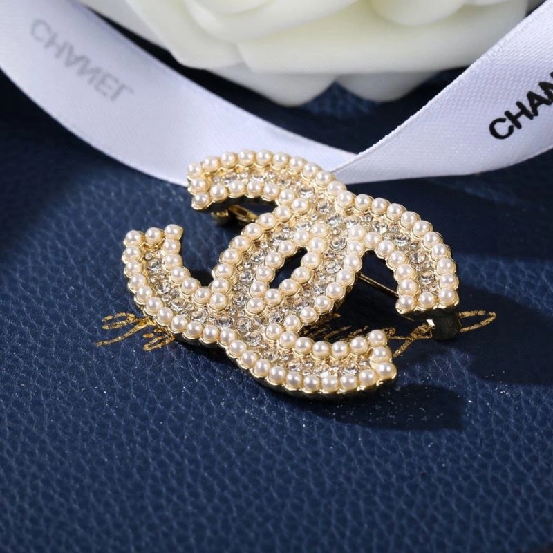 Top mirror Chanel Brooches