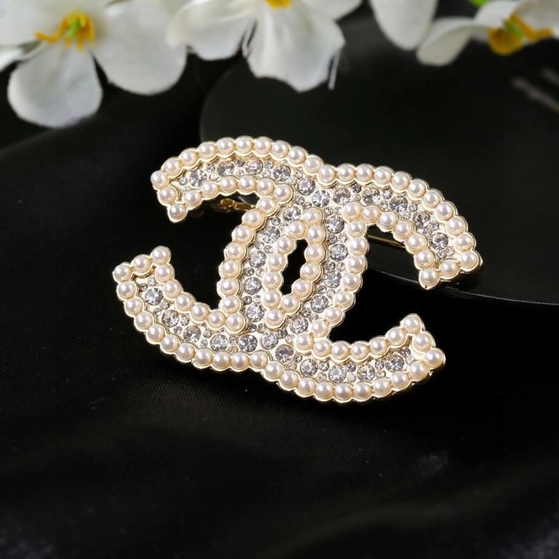 Top mirror Chanel Brooches