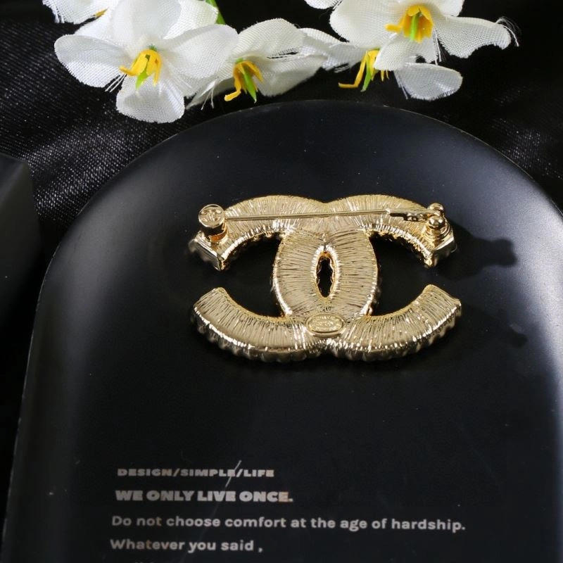 Top mirror Chanel Brooches