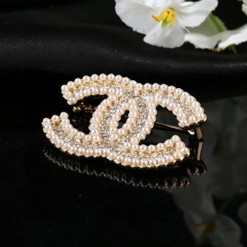 Top mirror Chanel Brooches