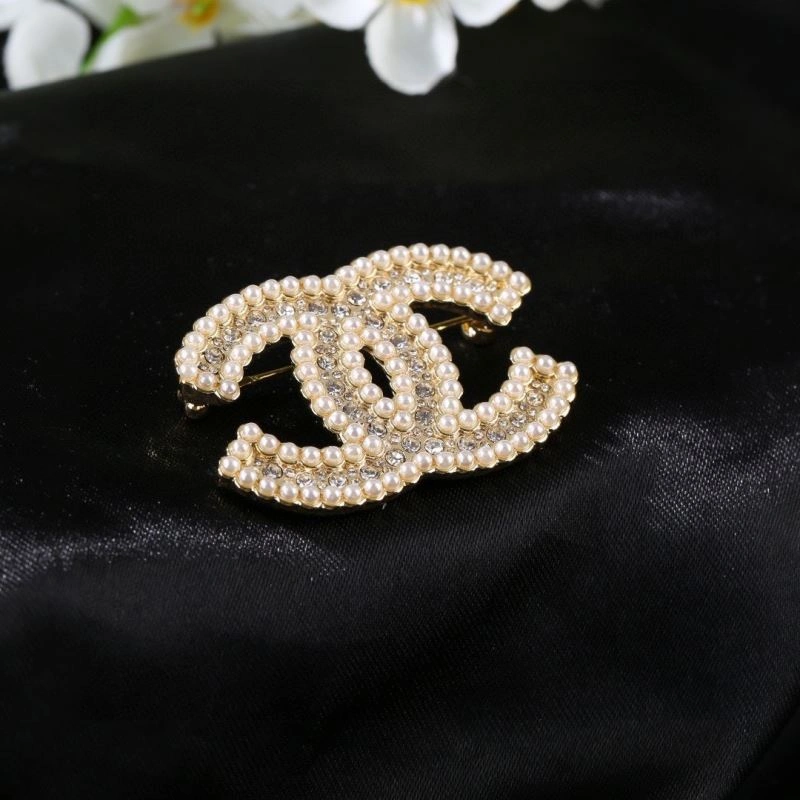 Top mirror Chanel Brooches