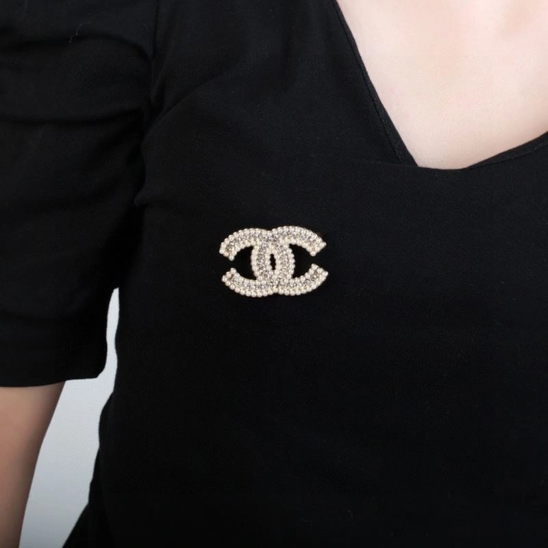 Top mirror Chanel Brooches