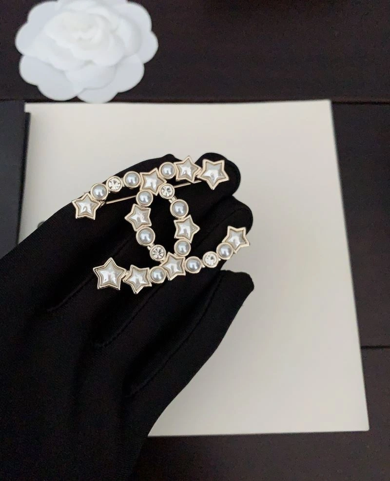 Top mirror Chanel Brooches