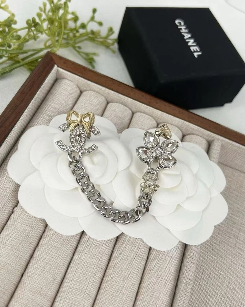 Accurate model Chanel Brooches