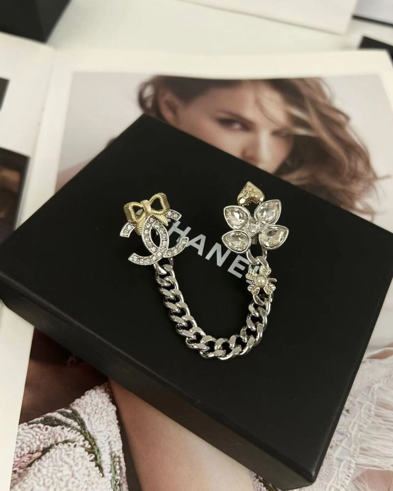 Accurate model Chanel Brooches