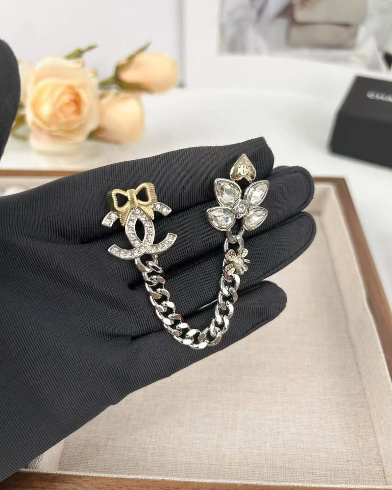 Accurate model Chanel Brooches
