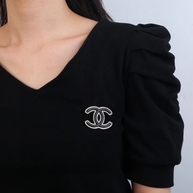 Top match Chanel Brooches