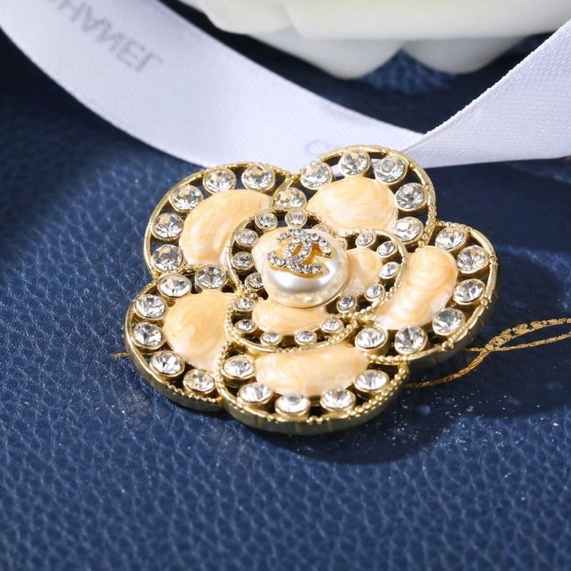 Top mirror Chanel Brooches