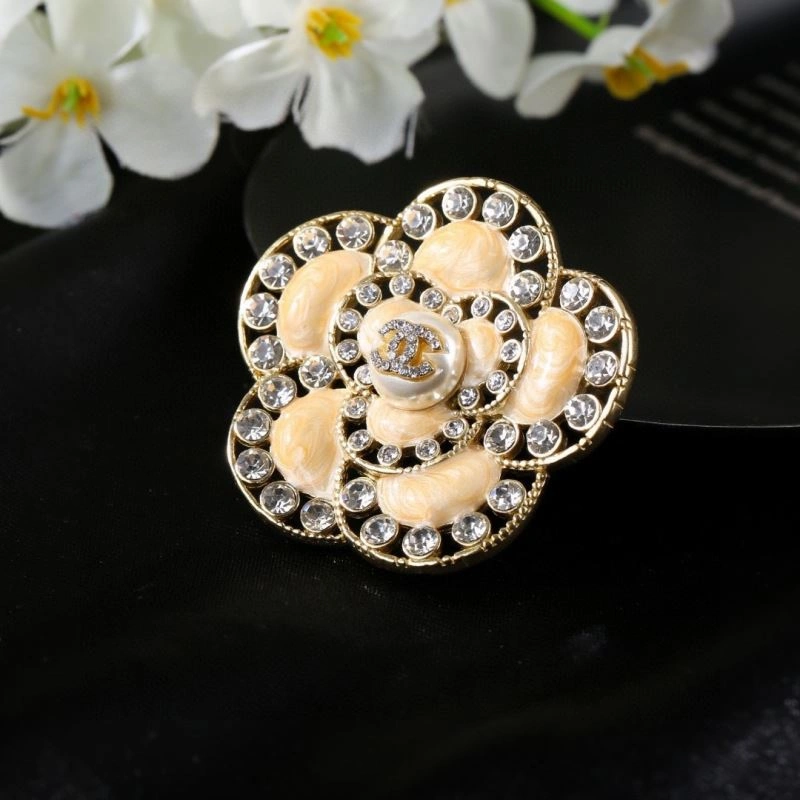 Top mirror Chanel Brooches