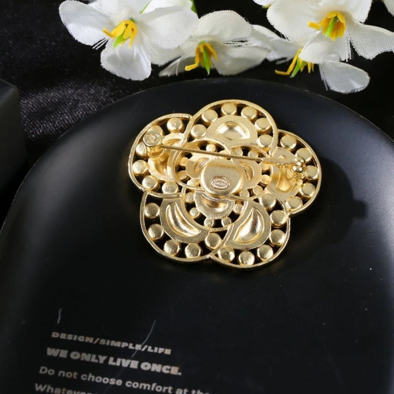 Top mirror Chanel Brooches