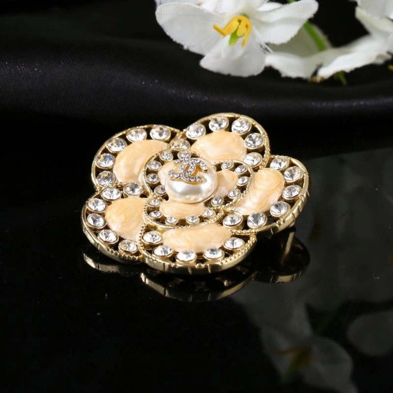 Top mirror Chanel Brooches