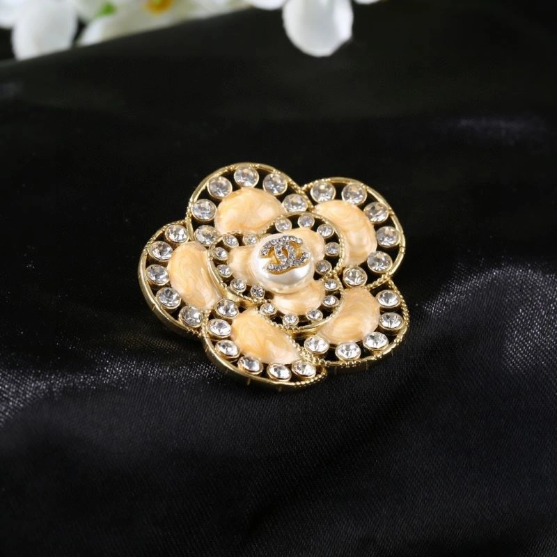 Top mirror Chanel Brooches