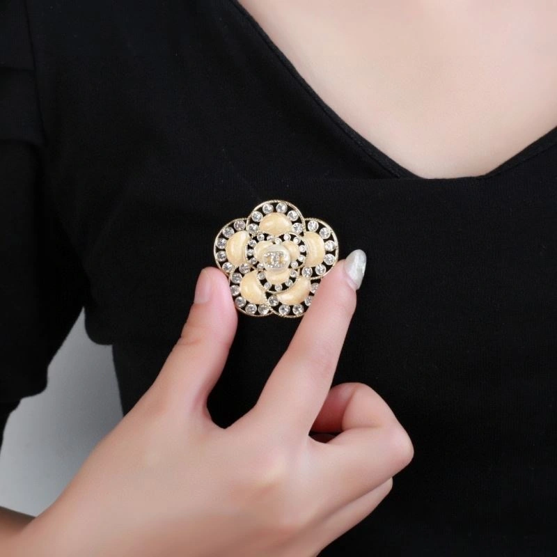 Top mirror Chanel Brooches
