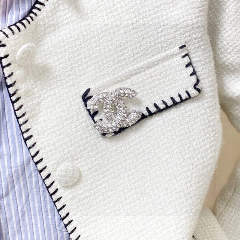 Accurate model Chanel Brooches