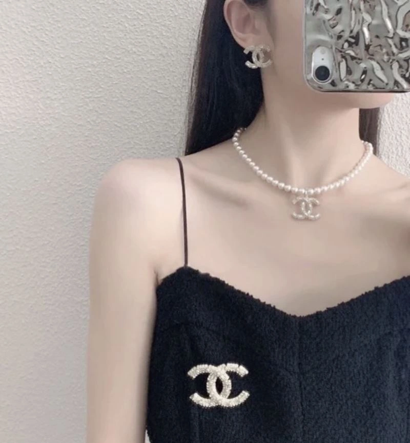 Accurate model Chanel Brooches