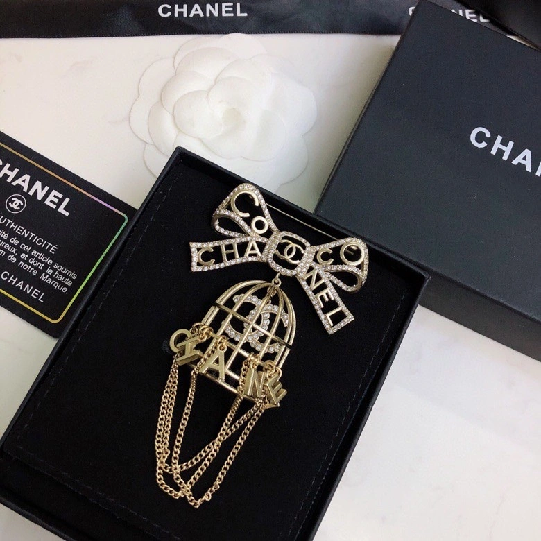 Low-cost Chanel Brooches