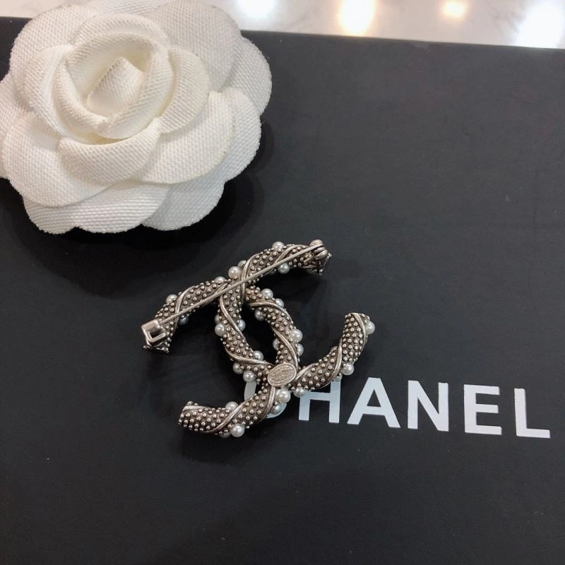 Top mirror Chanel Brooches