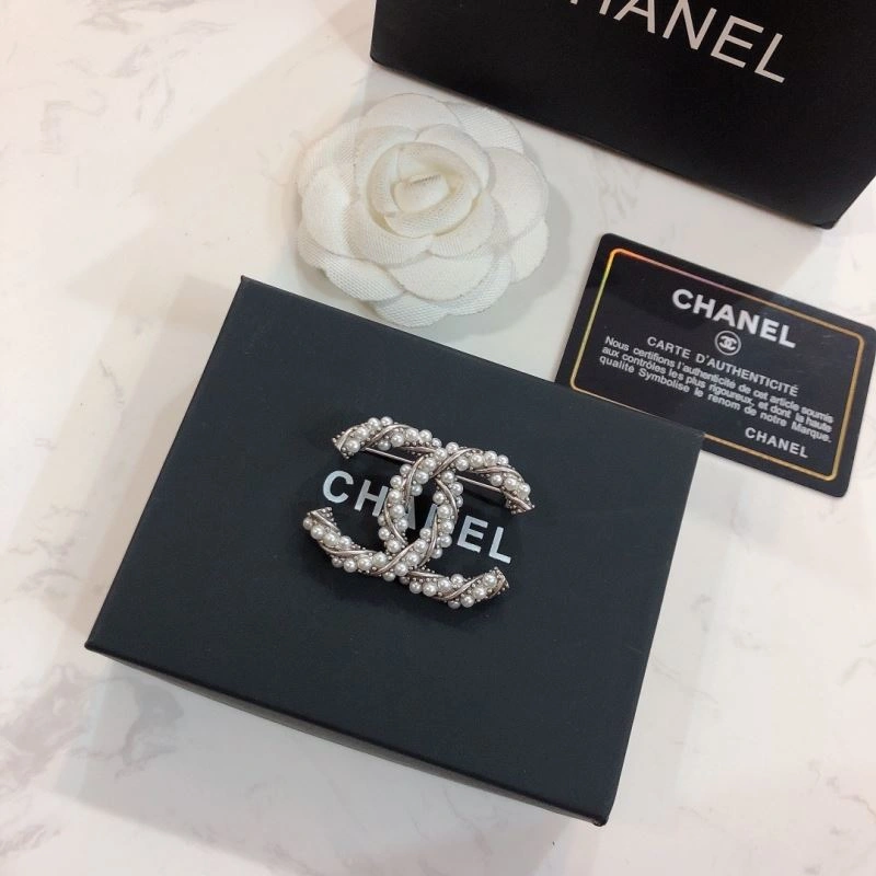 Top mirror Chanel Brooches