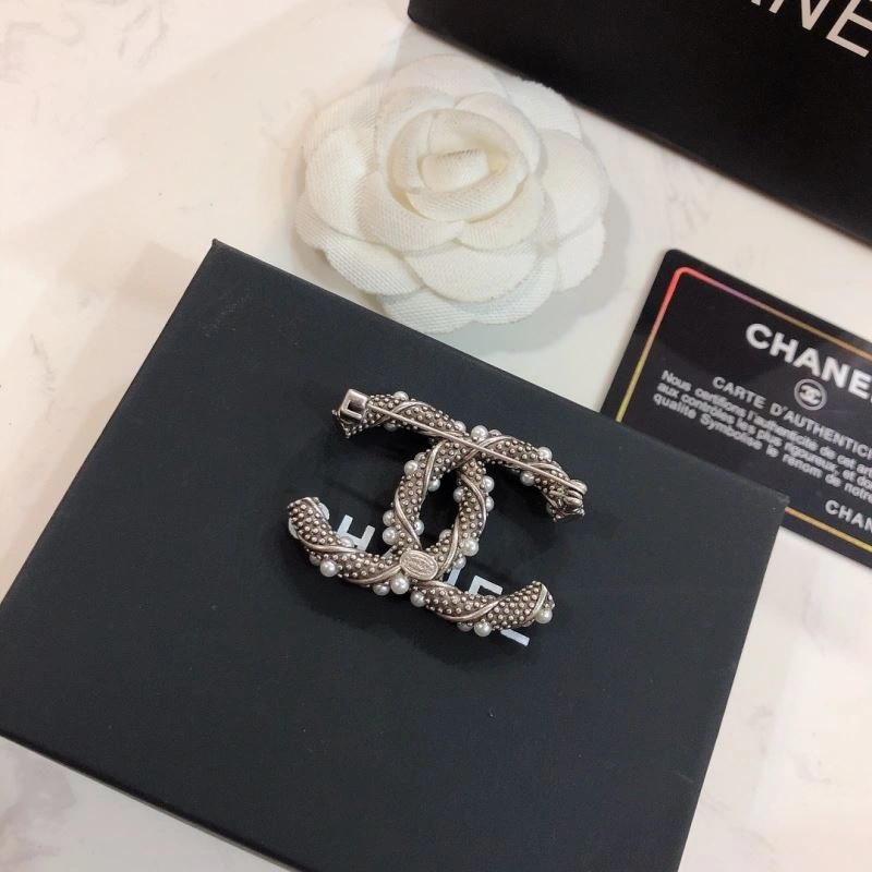 Top mirror Chanel Brooches
