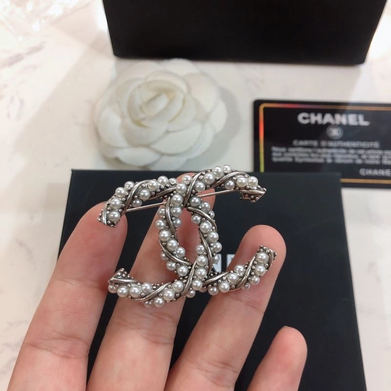 Top mirror Chanel Brooches